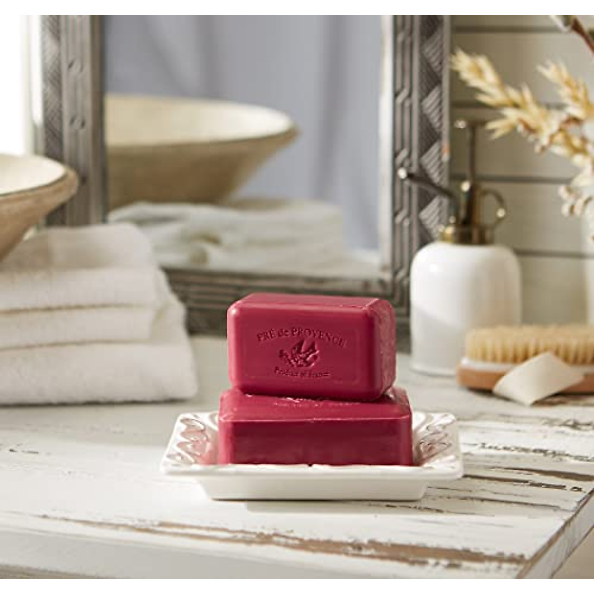 Pre de Provence Artisanal Soap Bar, Natural French Skincare, Enriched with Organic Shea Butter, Quad Milled for Rich, Smooth & Moisturizing Lather, Cashmere Woods, 5.3 Ounce