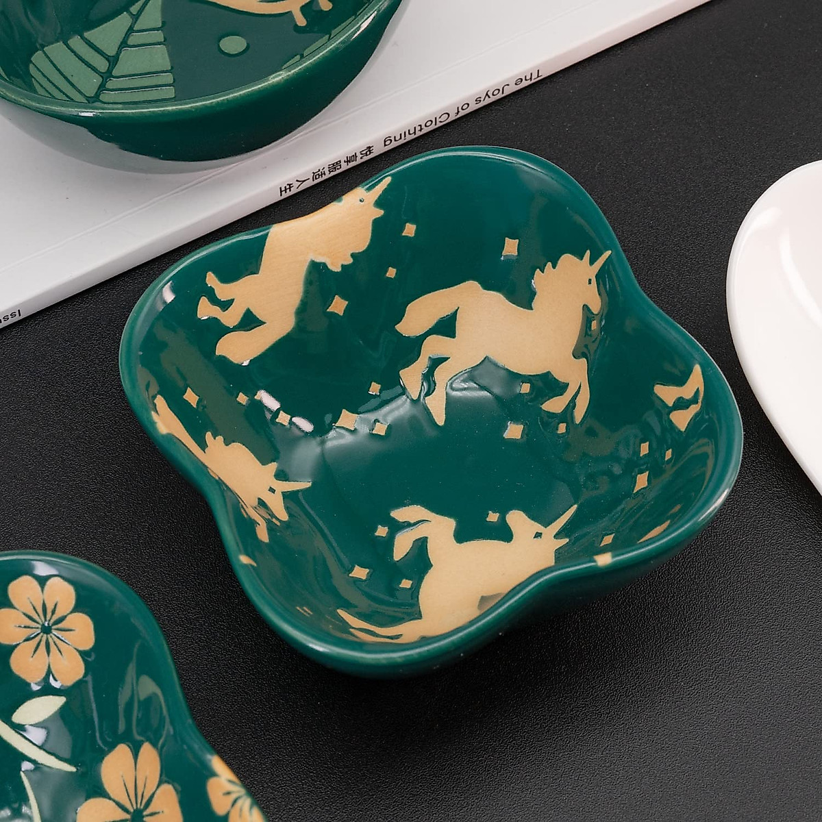 Louyebh Ceramic Stable Spoon Rest for Stove Top Heat Resistant Porcelain Spoon Utensil Holder for Kitchen Counter Dishwasher Safe Multifunctional Glaze Ceramic Bowl Kitchen Dining Table Decor (green)