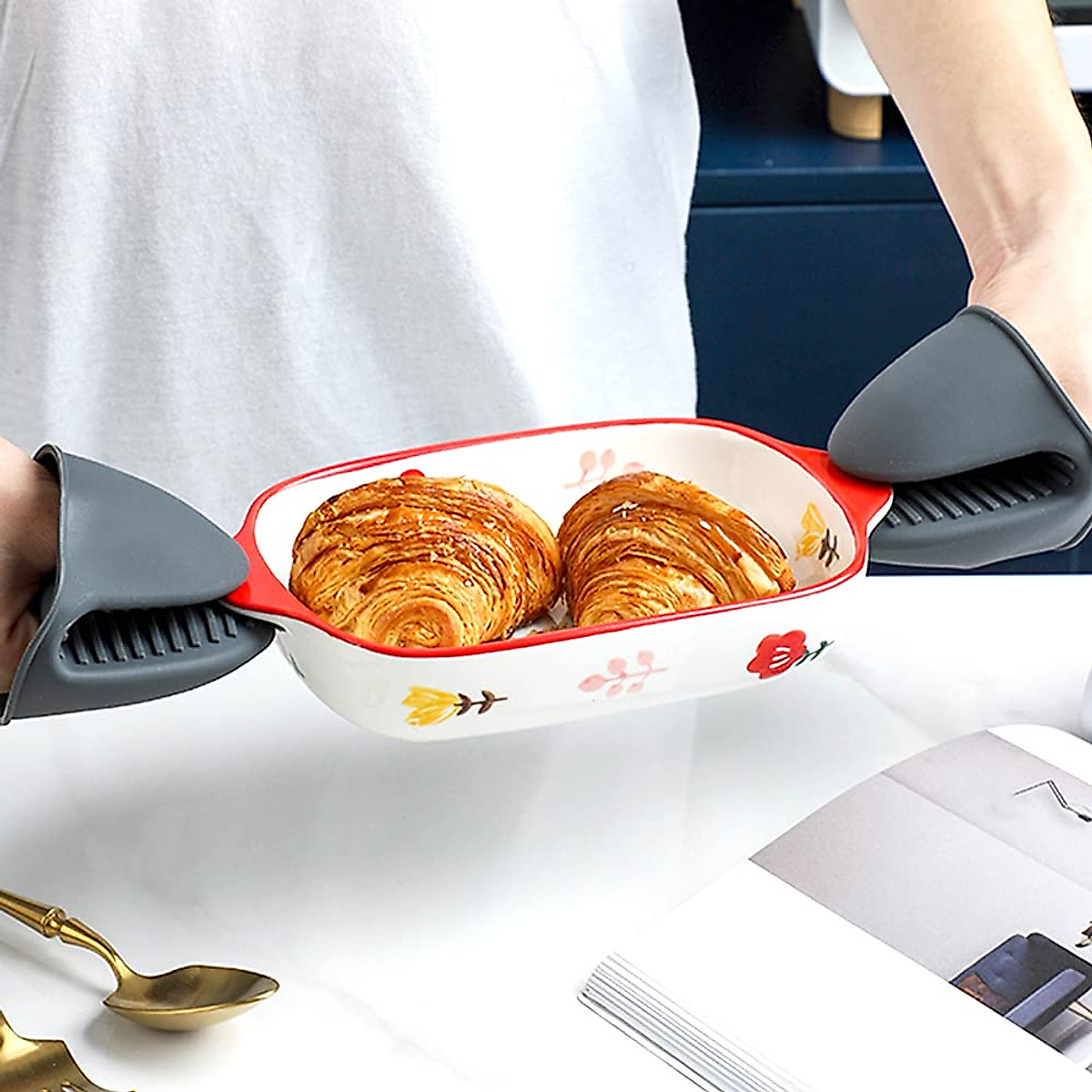 Xihuimay 2 Pairs Silicone Mitts Double Finger Grip Mini Mitt Pot Holders Pot Pinch Grip Microwave Frying Pans Anti-scalding Gloves Griddles Mittens Clips for Kitchen Cooking Baking BBQ, White Black