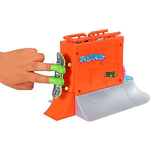 Hot Wheels Skate Aquarium Skatepark Playset Designed with Tony Hawk, Includes Tony Hawk Fingerboard & 1 Pair of Removable Skate Shoes