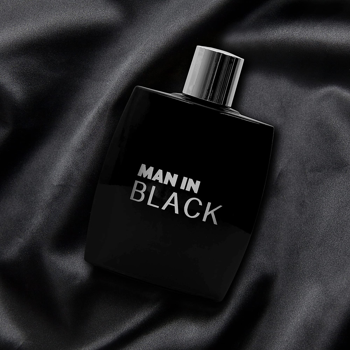 NovoGlow Man in Black for Men - Luxurious Aroma in Each 3.4 fl Oz Black Glass Bottle - Top Notes of Bergamot and Pineapple Formulated with Essential Oils - Fantastic Gift Choice - Grey Suede Pouch