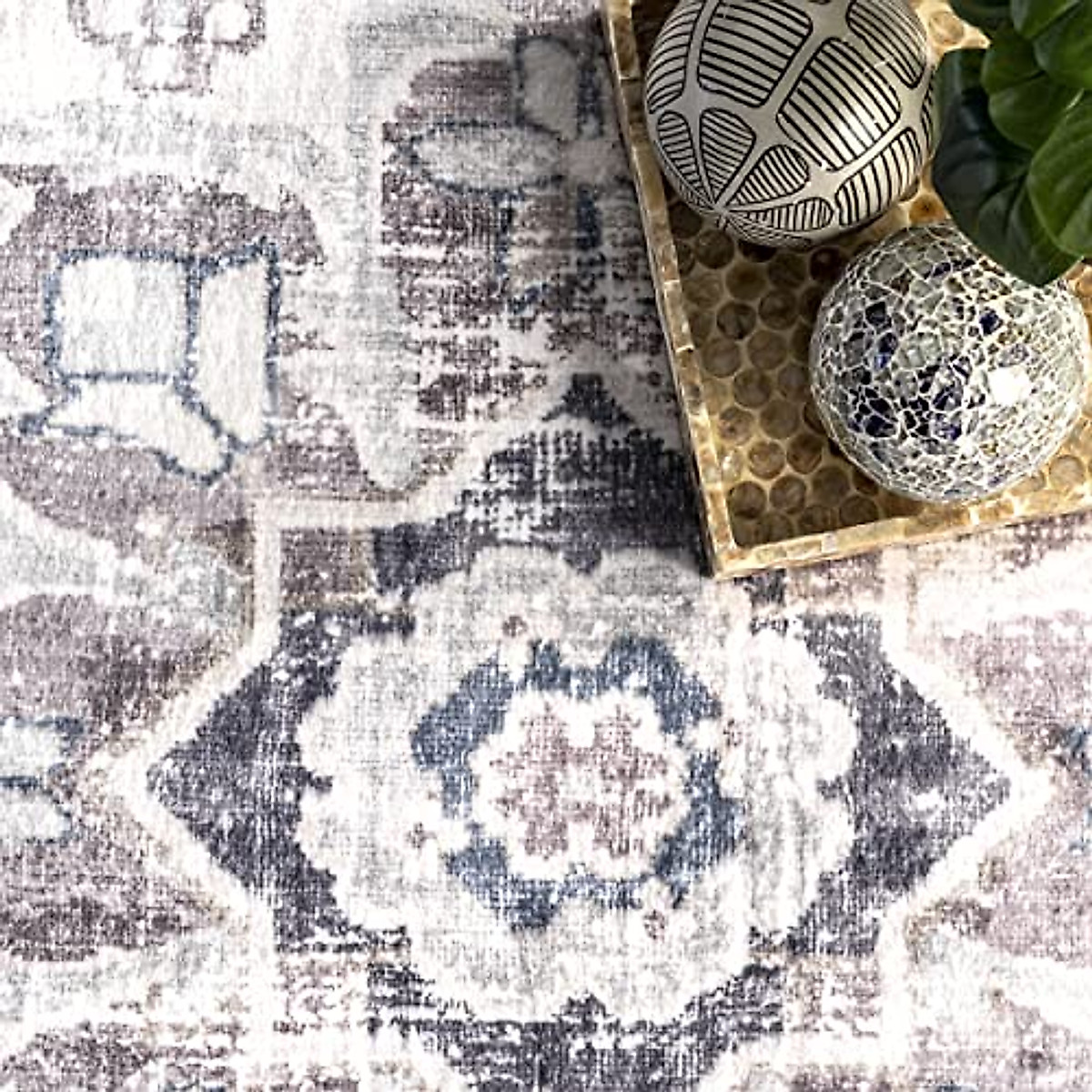 nuLOOM Josephine Distressed Floral Medallion Area Rug, 4' x 6', Grey