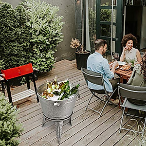 Glitzhome 26.29"H Oval Galvanized Beverage Tub with Stand, Farmhouse Metal Accent Cocktail Table Storage Bucket with Firwood Lid, 8 Gallons