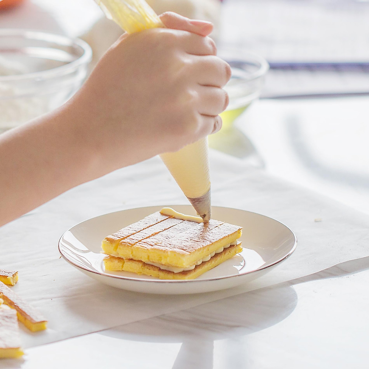 Piping Bags and Tips Set, Cakes Decorating Supplies Kit with 100pcs 12 Inch Pastry Bags, 16 Piping Tips, 3 Cake Scraper, 2 Couplers, 2 Bag Ties, Simple and Convenient Baking Supplies Set