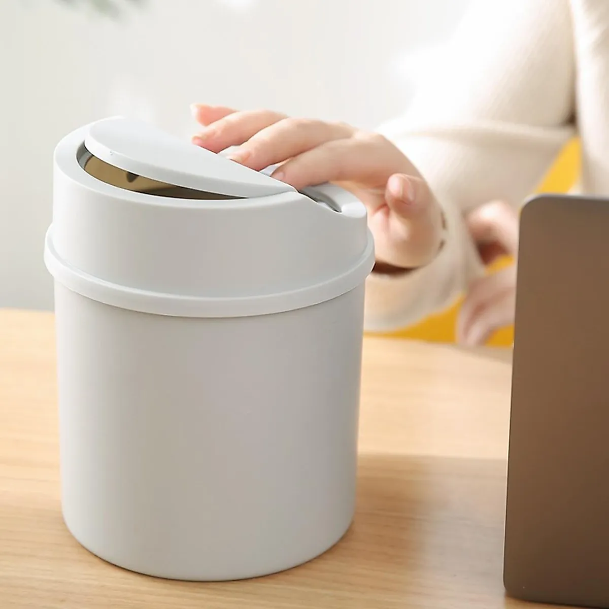 Desk Trash Can with Lid, Pop Up Countertop Wastebasket Small Garbage Can, Tiny Countertop Waste Basket Small Table Top Covered Garbage Bin for Desk Top
