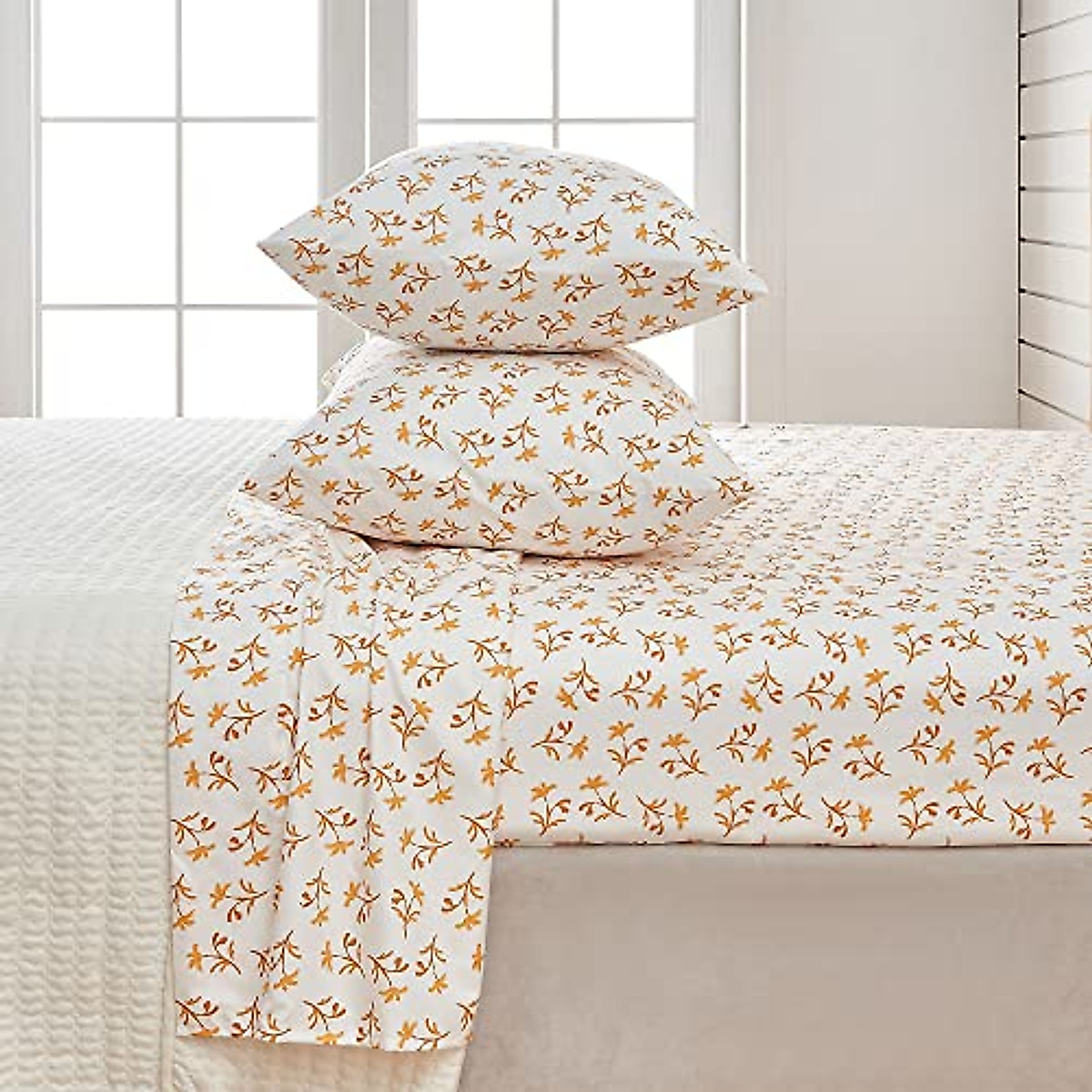 Great Bay Home 4-Piece Floral Print Ultra-Soft Microfiber Sheet Set. Wrinkle Free, Comfortable, All-Season Bed Sheets. (Queen, Small Watercolor Flowers)