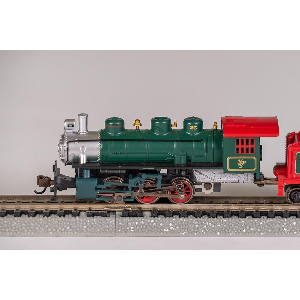 Bachmann Trains - USRA 0-6-0 SWITCHER Locomotive - NP&S® #25 - Christmas - N Scale