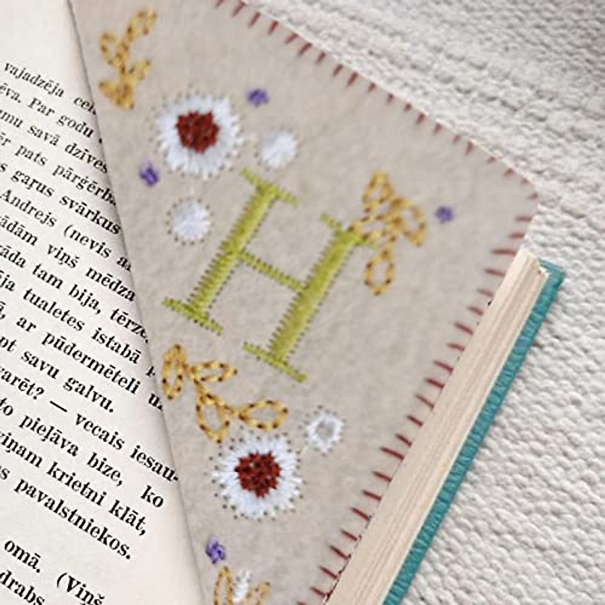 Personalized Hand Embroidered Corner Bookmark, 26 Letters Cute Flower Embroidered Corner Bookmark Embroidery Book Marker Clip for Book Lovers Bookmarks for Reading Lovers Meaningful Gift