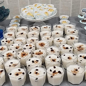 Foraineam 100 Pack 5.4 oz. Clear Plastic Dessert Cups with 100 Spoons Disposable Reusable Appetizer Cups Serving Bowl for Parties, Weddings and More