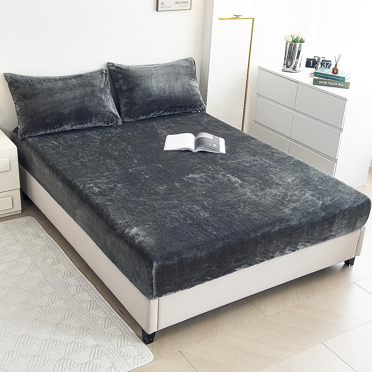 YIYEA Plush Fitted Sheet Twin Size, Ultra Soft Shaggy Fleece Twin Fitted Sheet, Fluffy Faux Fur 16" Deep Pocket Flannel Fitted Sheet for Fall Winter and Spring, 1 Pack Fitted Sheet Only