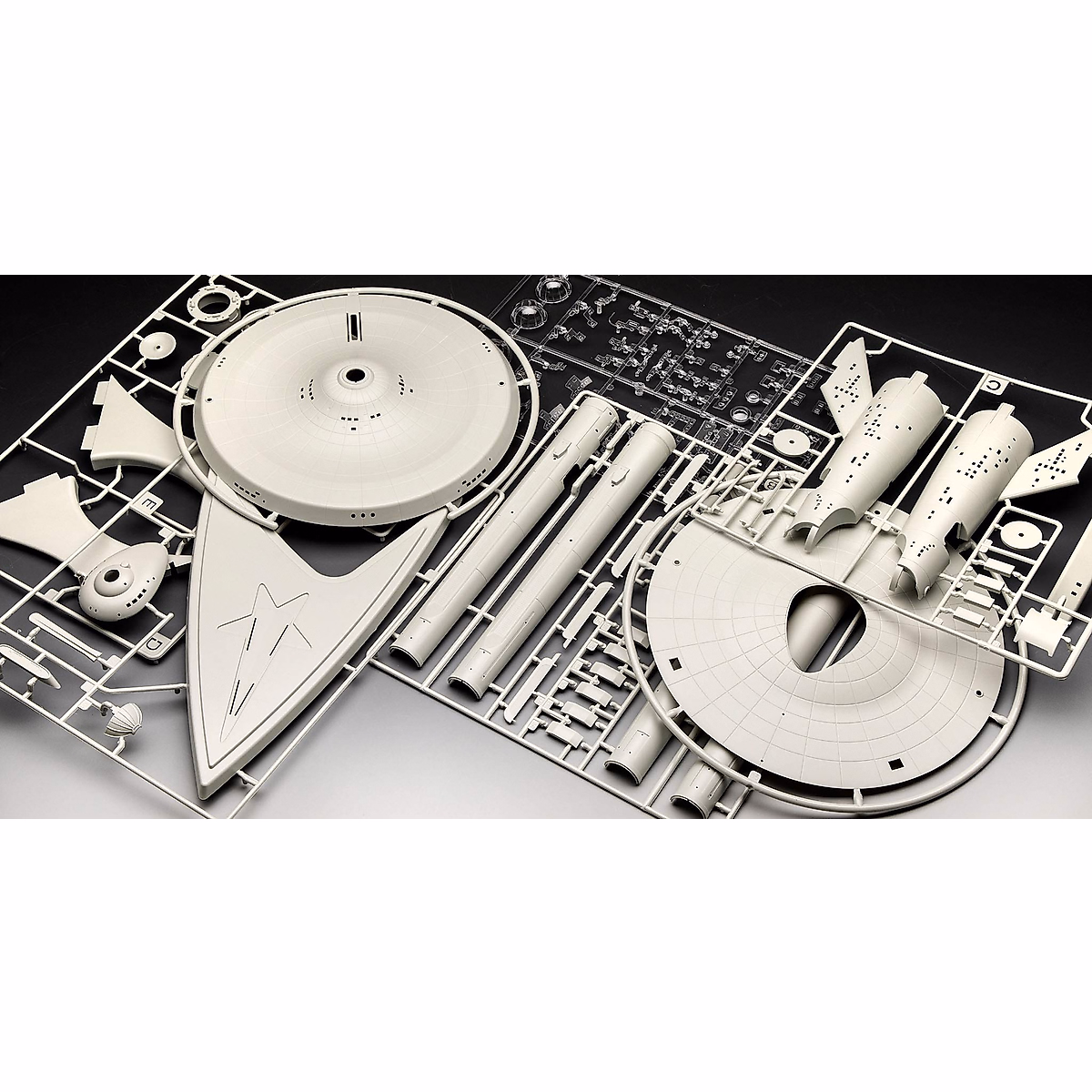 Revell 04991 Star Trek U.S.S. Enterprise NCC-1701 (TOS) 1:600 Scale Model Kit