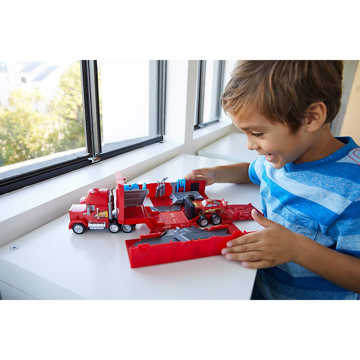 Disney Cars Toys Mack Hauler, Movie Playset, Toy Truck and Transporter, Racing Details for Story and Competition Play, Ages 4 and Up