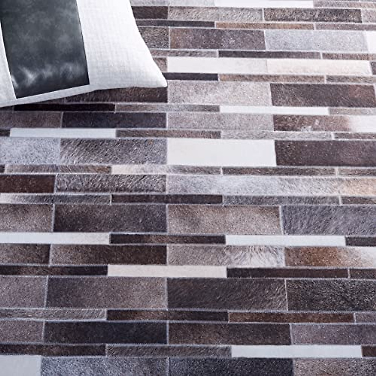 SAFAVIEH Faux Hide Collection Area Rug - 6' x 9', Ivory & Grey, Rustic Modern Glam Design, Non-Shedding & Easy Care, Machine Washable Ideal for High Traffic Areas in Living Room, Bedroom (FAH542A)