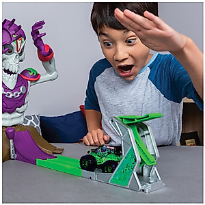 Monster Jam, Grim Takedown Playset with Lights and Sounds, Featuring Exclusive 1:64 Scale Die-Cast Grave Digger Monster Truck