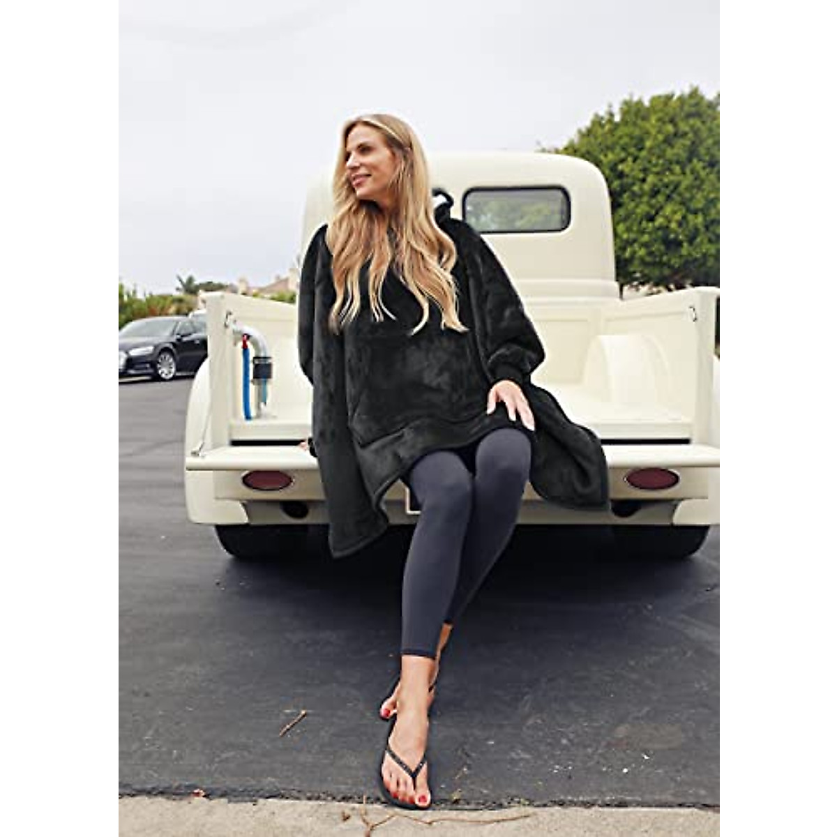 Tirrinia Oversized Hoodie Blanket Batwing Sleeve Sweatshirt Cozy Sherpa Huge Wearable Blankets Gift for Adults Women Teenagers Wife Girlfriend Black