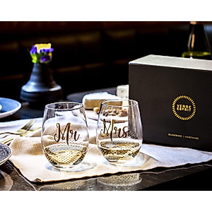 VERRE ESPRIT Mr and Mrs Wine Glasses, Stemless Wedding Glasses for Bride and Groom, Bride and Groom Glasses with Gold Lettering, Mr and Mrs Glasses set of 2, Crystal Wedding Wine Glasses