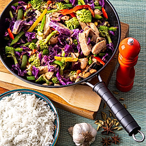 Moss & Stone 5 Pcs Carbon Wok Set, Carbon Steel Wok Pan 12 Inch Woks and Stir Fry Pans, Chinese Wok For Electric, Induction & Gas Stove With Glass Lid, Wok Spatula, Chopping Board & Paring Knife