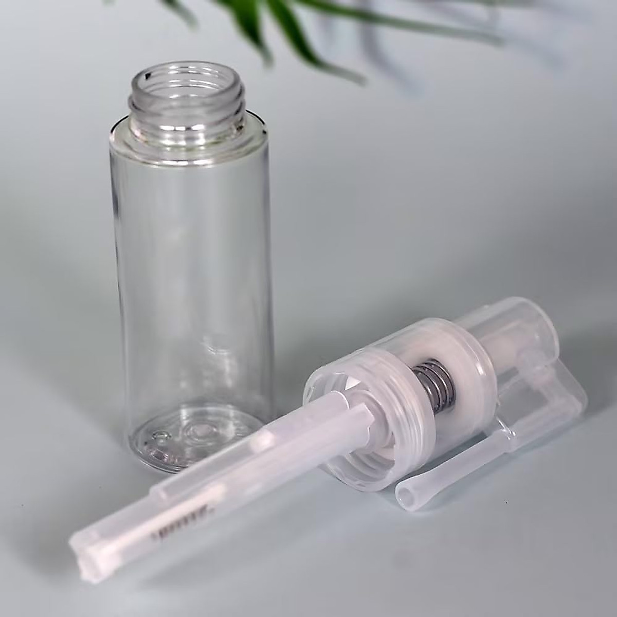 2 Pcs 35ml Portable Clear Plastic Powder Spray Bottle, Detachable Travel Spray Bottle Travel Sprayer Hairdressing Spray Bottle, Cosmetics Bottle Refillable Barber Powder Spray Bottle for Salon, Home