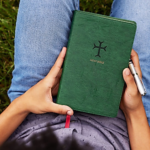 NKJV, End-of-Verse Reference Bible, Personal Size Large Print, Leathersoft, Green, Red Letter, Comfort Print: Holy Bible, New King James Version