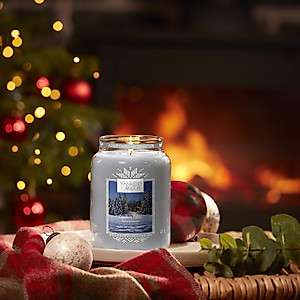 Yankee Candle Small Jar Scented Candle, Candlelit Cabin, Alpine Christmas Collection, Up to 30 Hours Burn Time