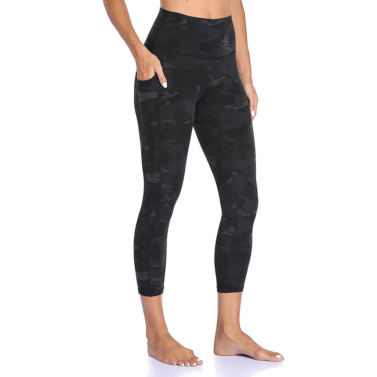 Colorfulkoala Women's High Waisted Yoga Capris 21" Inseam Leggings with Pockets (S, Deep Grey Splinter Camo)