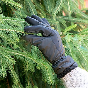 isotoner Women’s Recycled Sleekheat Stretch Chevron Quilted smartDRI Cold Weather Glove, Touchscreen Capable, Light Pink