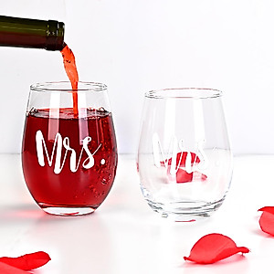 Futtumy 17 Oz Mrs and Mrs Wine Glass Set of 2, Lesbian Gifts, Engagement Gifts for Couples, Gifts for Newly Engaged Couples Her Wife Girlfriend, Lesbian Gifts for Birthday Anniversary Valentine's Day