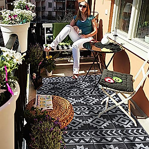 SAND MINE Reversible Mats, Plastic Straw Rug, Modern Area Rug, Large Floor Mat and Rug for Outdoors, RV, Patio, Backyard, Deck, Picnic, Beach, Trailer, Camping (5' x 8', Black & Grey)