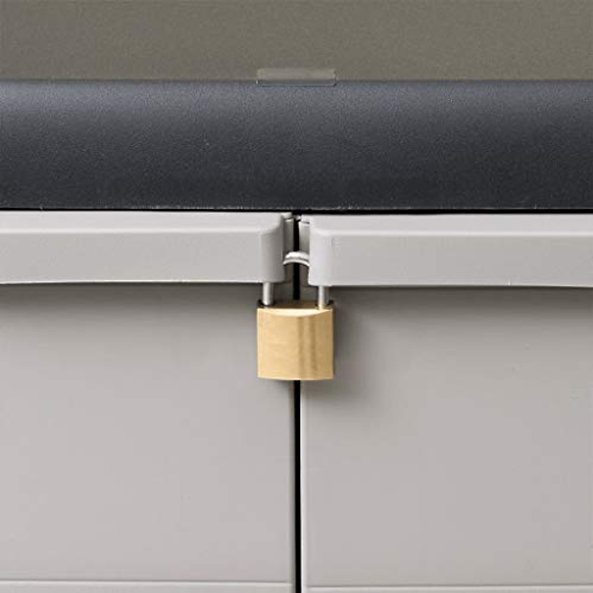 Qiilu Polypropylene Lockable Storage Cabinet, 25.6X 15 x 34.3 in Polypropylene Garden Storage Cabinet with 2 Adjustable Shelves Counter Height Cabinet Jumbo Storage Cabinet for Outdoor Patio