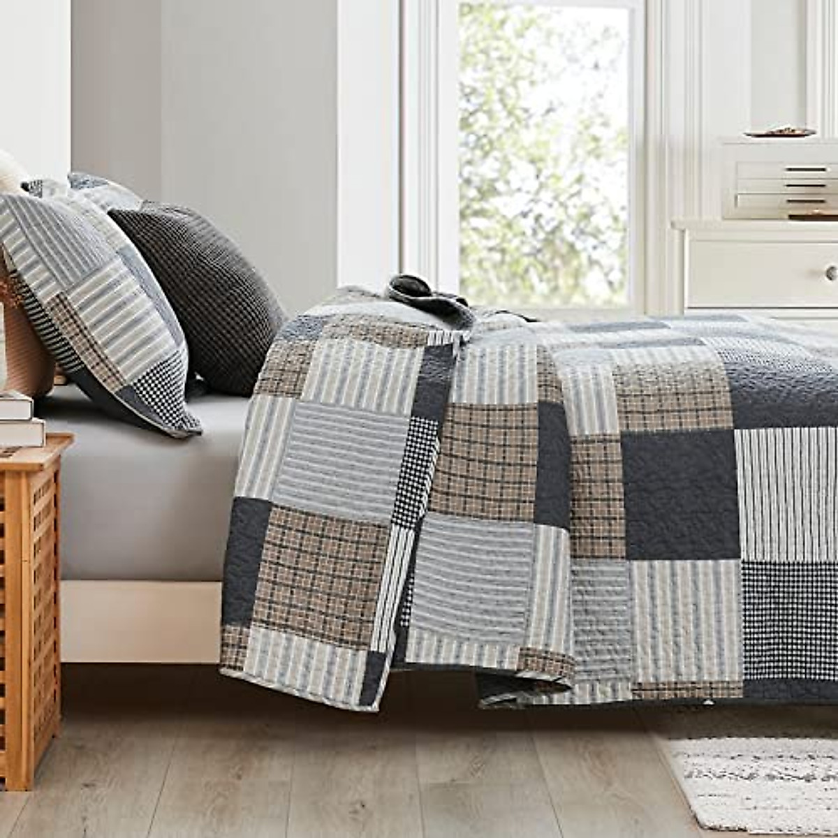Finlonte Quilts Queen Size, 100% Cotton Lightweight Bedspread, Grey Brown White Plaid Patchwork Soft Reversible Queen Quilt Set for Bed All Season, 3-Pieces