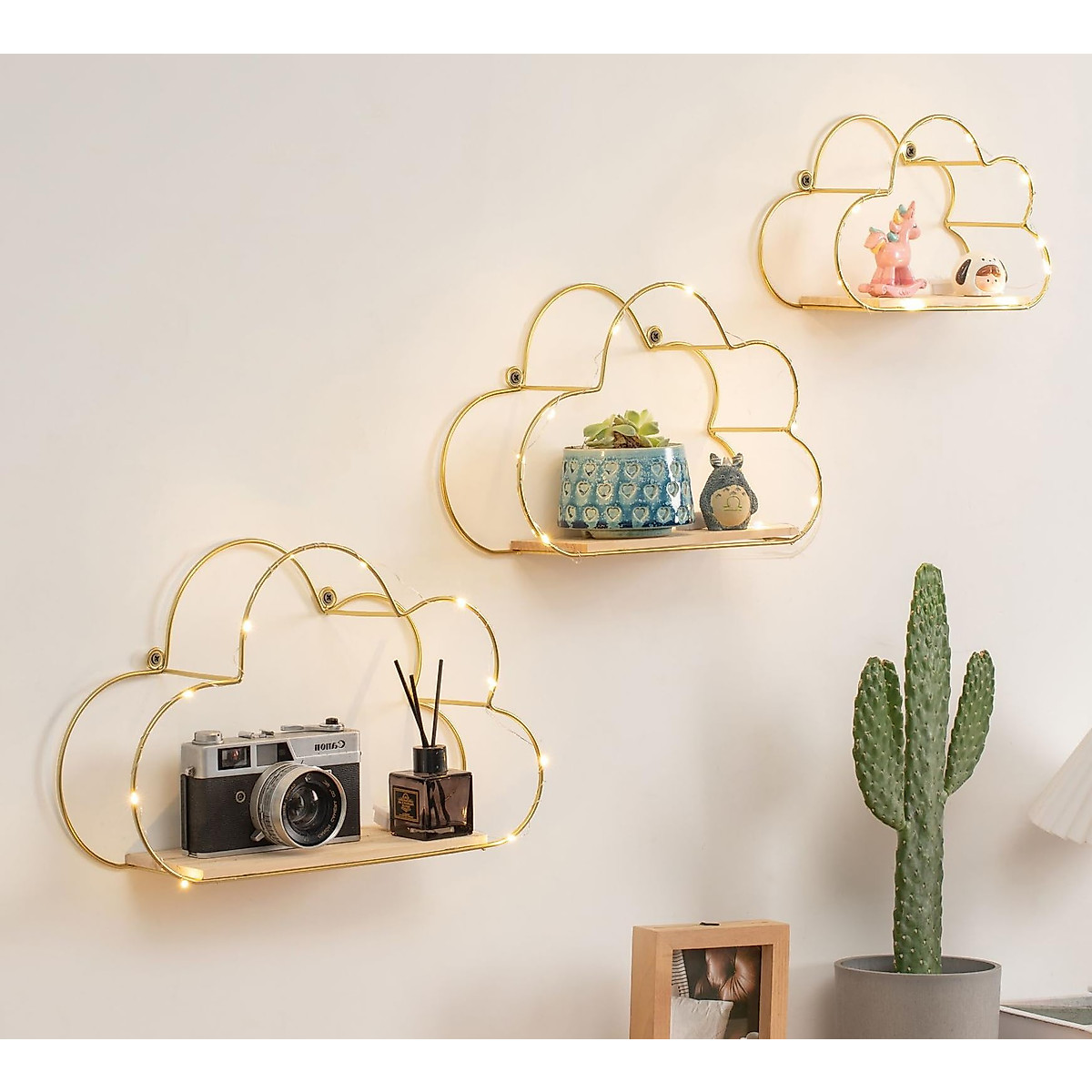 Niemro - Golden Cloud Shape Floating Shelves with LED Lights Wall Decor,Gold Metal Wire and Wood Base Wall Mounted Shelf Decorations for Home Bedroom Living Room - Set of 3