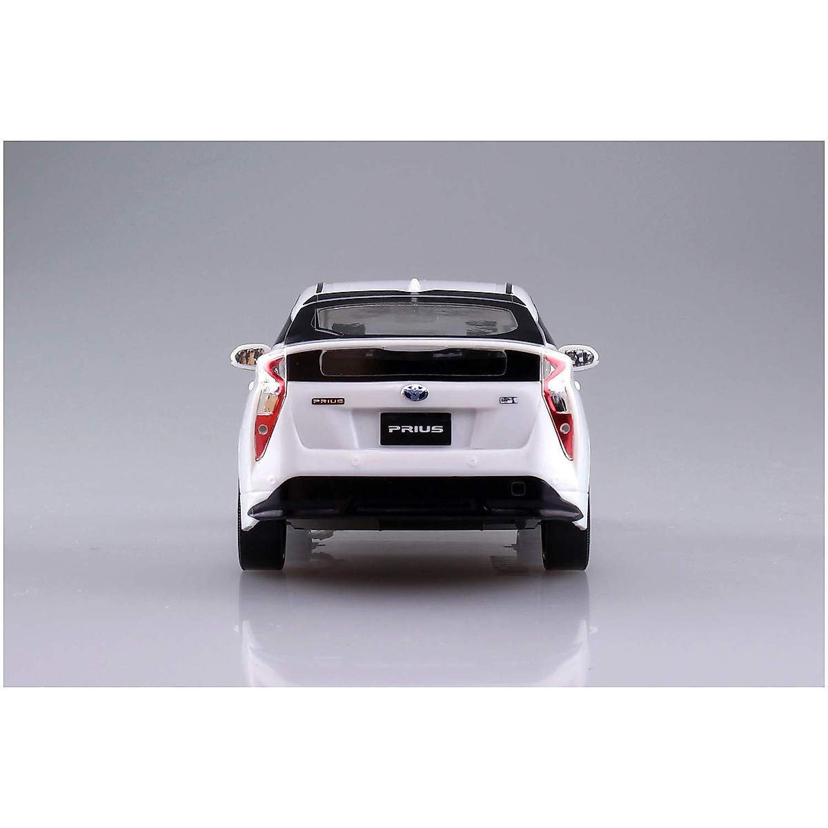 Aoshima 54161 Toyota Prius (Super White II) 1/32 scale pre-painted