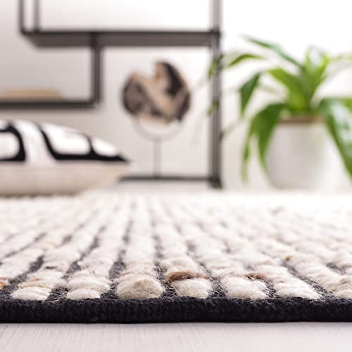 Safavieh Natura Collection Accent Rug - 4' x 6', Black & Ivory, Handmade Flat Weave Wool & Jute, Ideal for High Traffic Areas in Entryway, Living Room, Bedroom (NAT331Z)