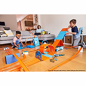 Hot Wheels Toy Car Track Set, Race Crate Transforms Into 3 Builds, Includes Storage & 2 Cars in 1:64 Scale [Amazon Exclusive]