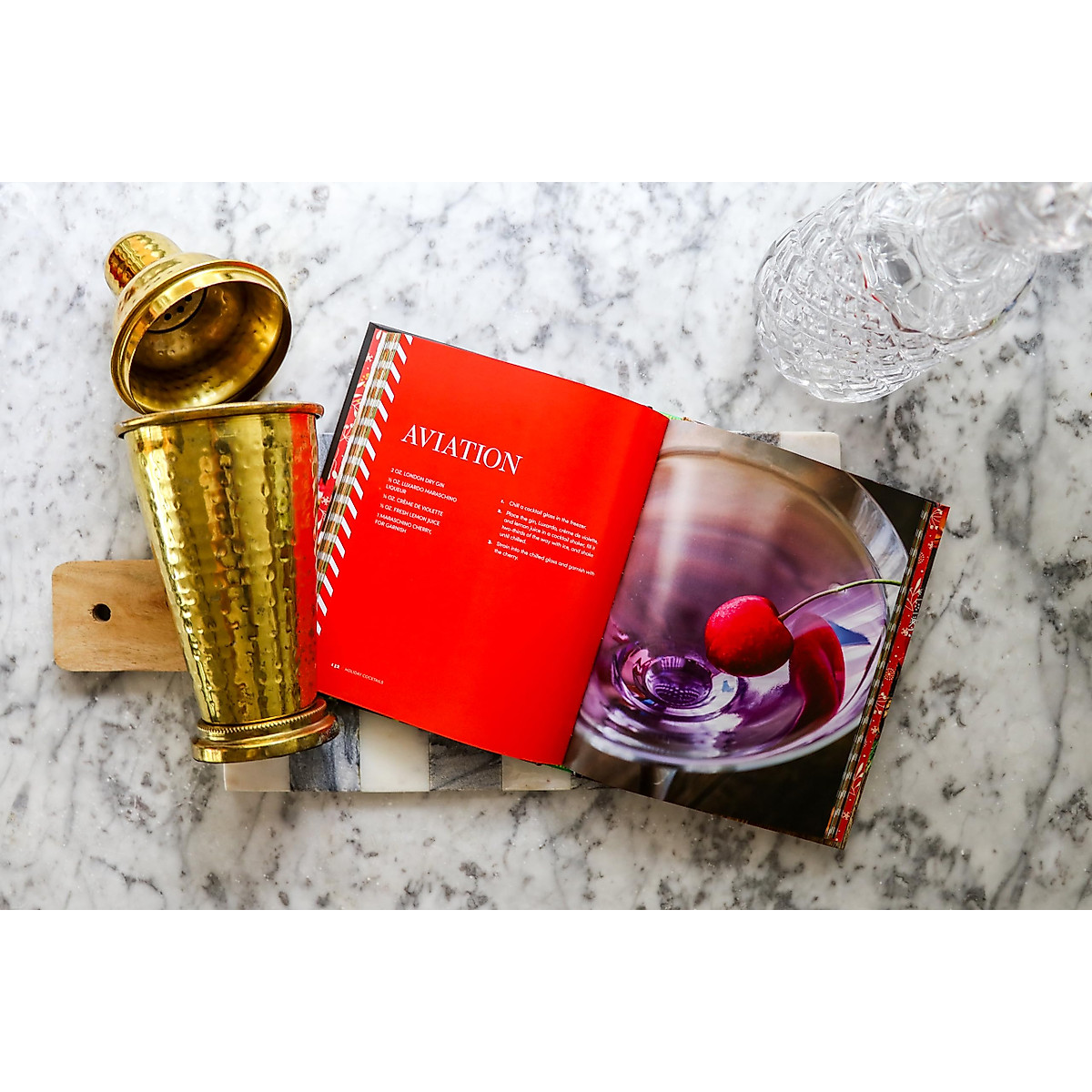 Holiday Cocktails: Over 100 Simple Cocktails to Celebrate the Season (Effortless Holiday Drinks For Intimate Gatherings and Big Crowds)