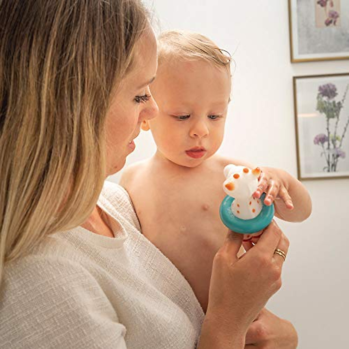 Sophie la girafe | Bath Toy | Colors May Vary (Blue or Yellow) | Fun Toy That Floats & Sprays Water When Pressed