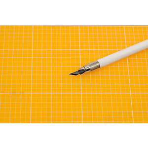 NT Cutter Resin Holder Art Knife, White Holder, 1 Knife (D-401P-W)