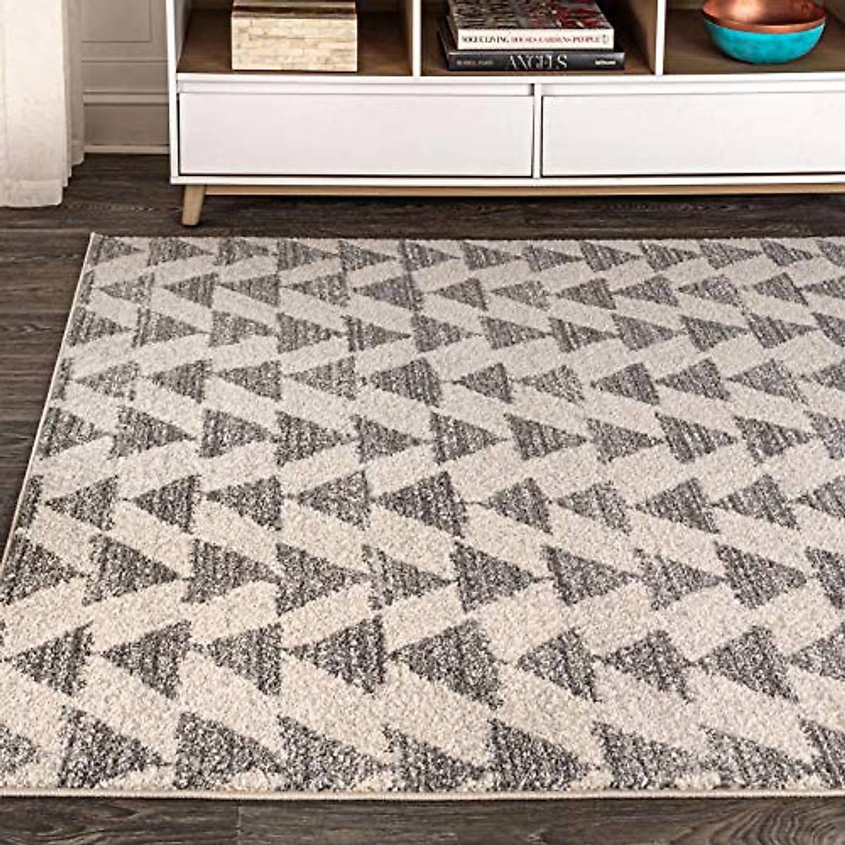 JONATHAN Y MOH206B-8 Aisha Moroccan Triangle Geometric Indoor Farmhouse Area-Rug Bohemian Minimalistic Easy-Cleaning Bedroom Kitchen Living Room Non Shedding, 8 X 10, Cream,Gray