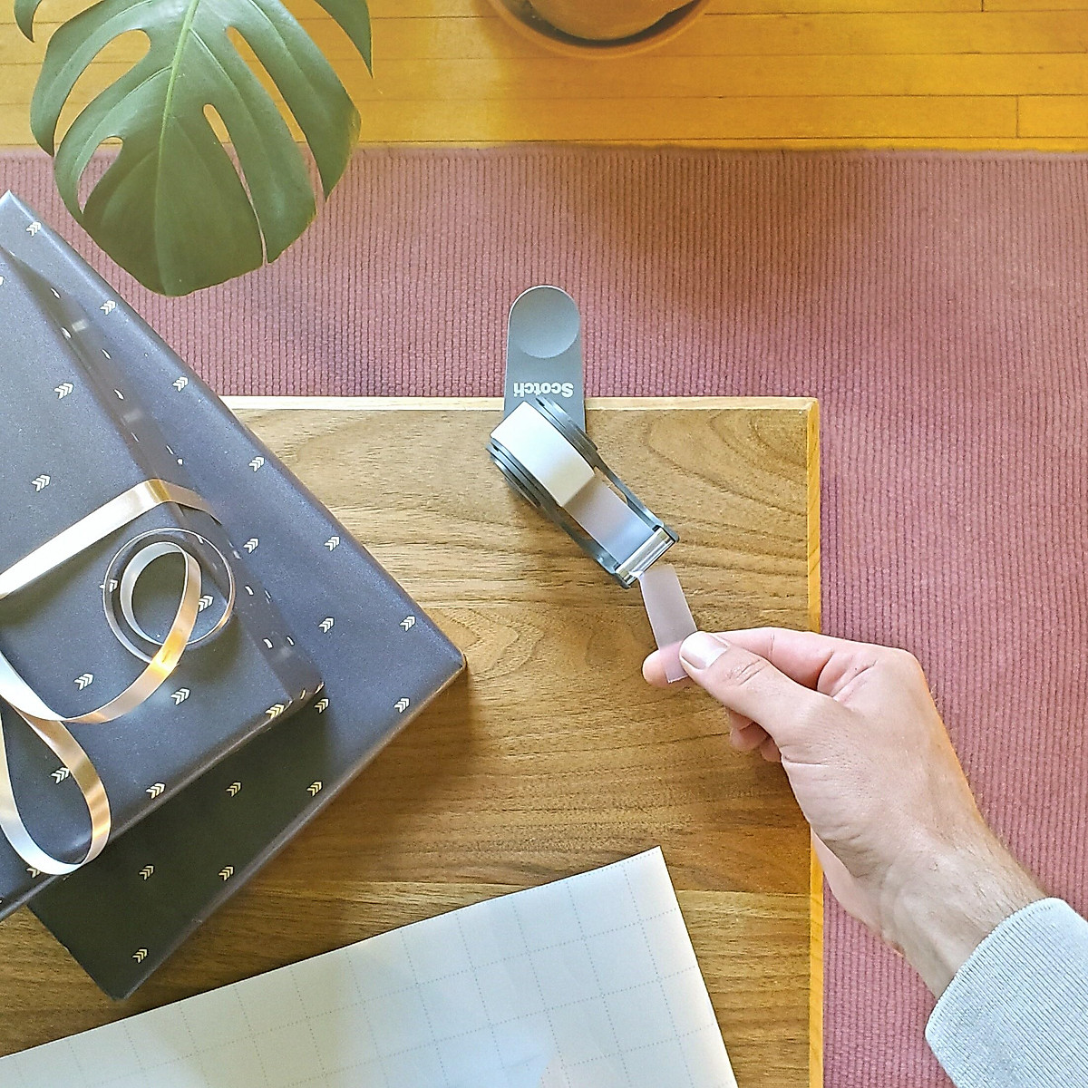 Scotch Desktop Tape Dispenser, Great for Gift Wrapping, 1 Dispenser (C19-CLIP-CCW)