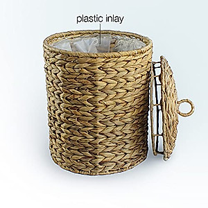 Round Water Hyacinth Wicker Waste Basket with Lid, Trash can Wastebasket, Garbage Container bin with Plastic Inlay - for Bathroom, Kitchen, Bedroom, Home Office Under Desk – Natural/Hand Woven