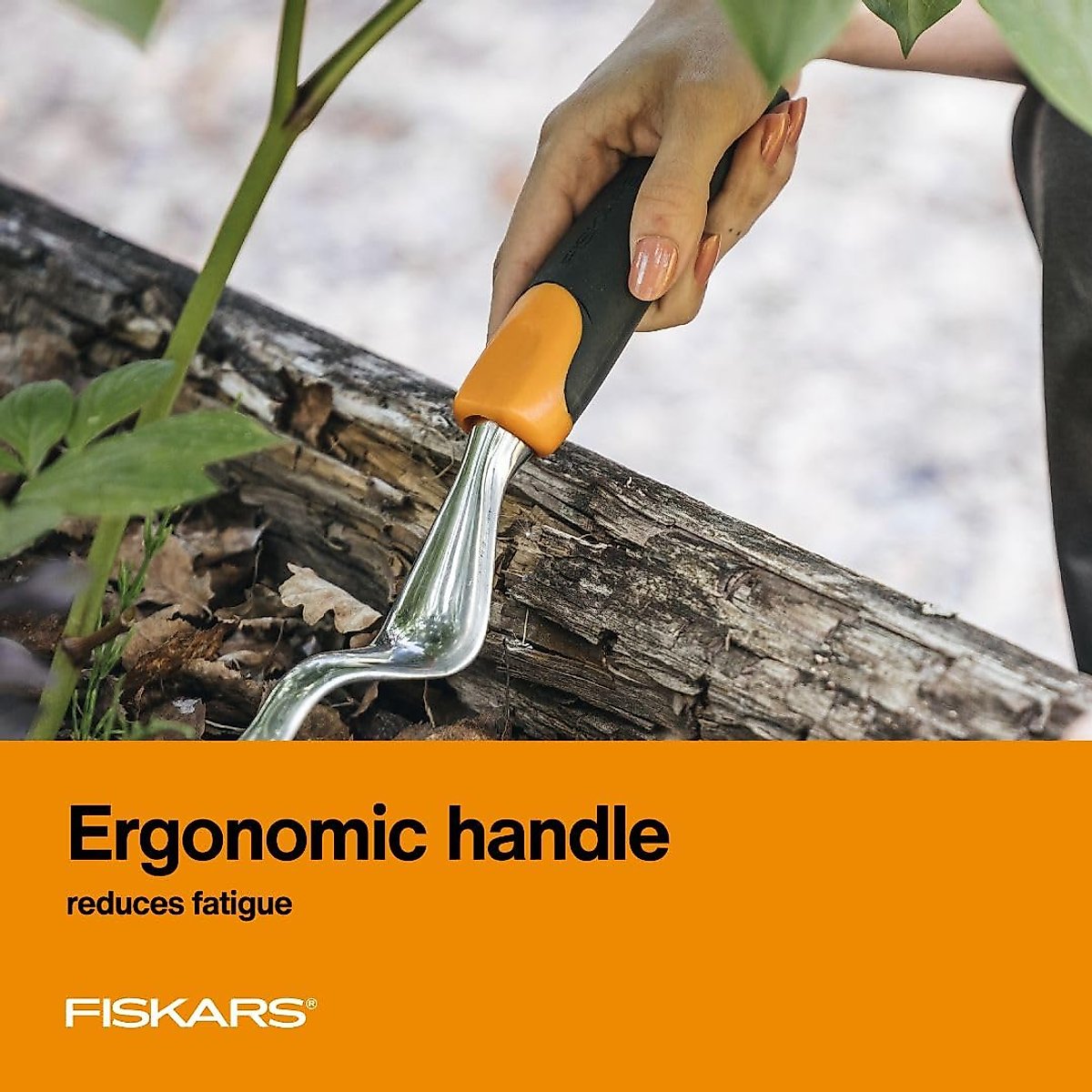 Fiskars Ergo Weeder Tool for Weeding, Heavy Duty Gardening Hand Tool with Ergonomic Handle and Hanging Hole for Storage, Remove Weeds and Roots like Dandelions and Thistles