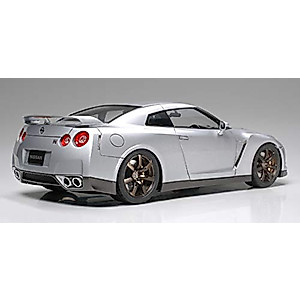 Tamiya Nissan GT-R R35 - 1/24 Scale Model Kit 24300
