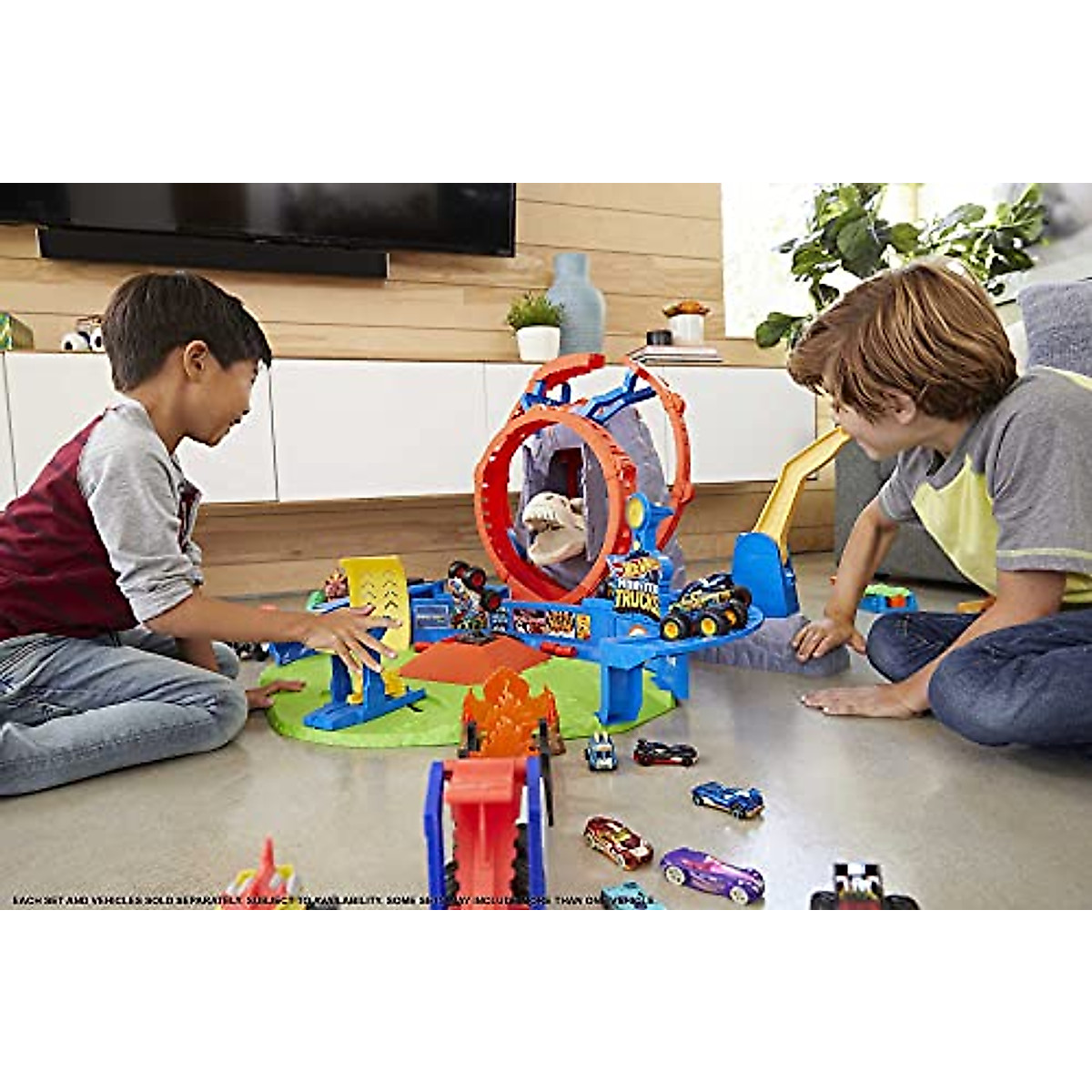 Hot Wheels Monster Trucks Launch & Bash Playset with Launcher, 4 Crushed Cars, 1 1:64 Scale Monster Truck, Landing Zone for Stunting, Crashing Action Great Gift for Kids Ages 4-5-6-7-8