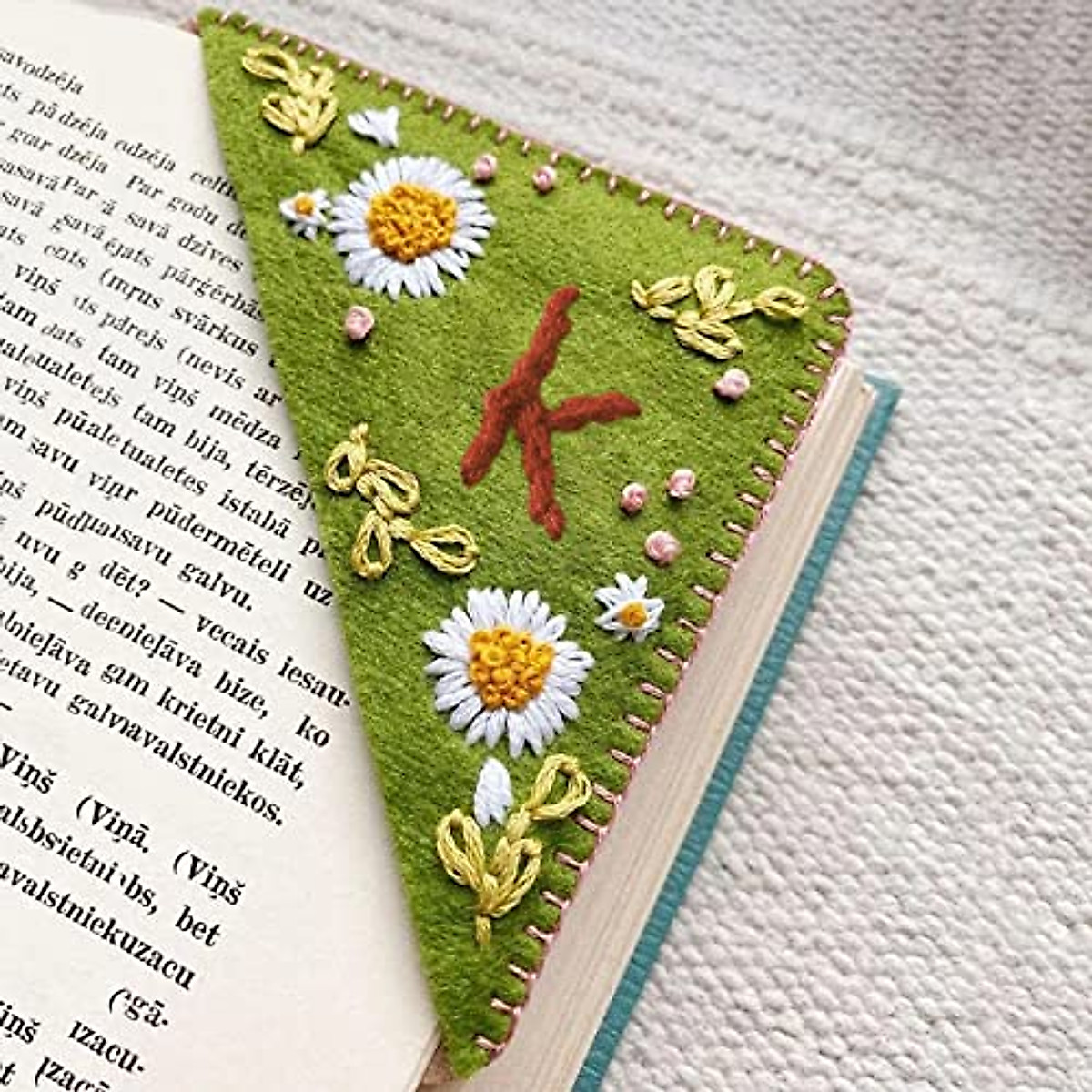 Lifemaison Personalized Hand Embroidered Corner Bookmark 26 Letters Felt Triangle Corner Page Bookmark Handmade Stitched Book Marker Cute Flower Bookmarks for Book Reading Lovers Meaningful Gift