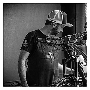 Muc-Off Workshop Apron - Unisex, Adjustable Length Black Apron with Front Pocket - Perfect for Protecting Clothes During Bike Cleaning and Maintenance, one Size