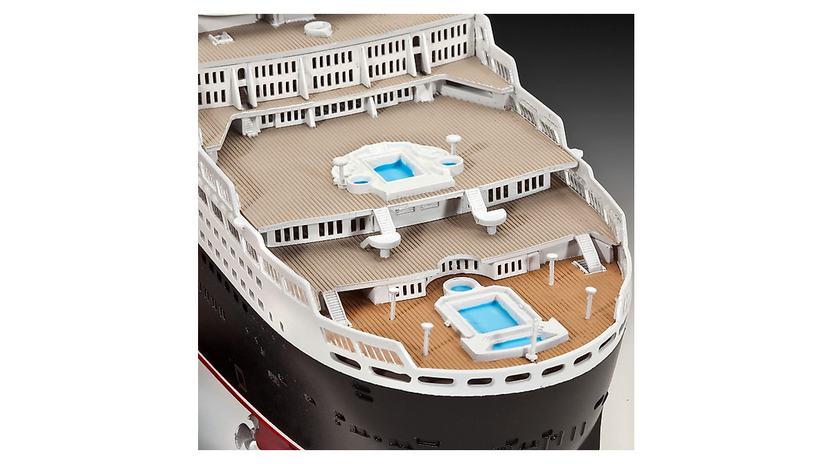 Revell Queen Mary 2 Model Kit 1:700 Unpainted Ship Replica