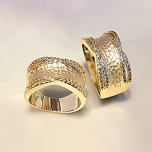 LAVINA Unique CZ Faux Diamond Matte Finish Hammered Band Ring For Proms, Holiday, Birthday (Gold, 8)