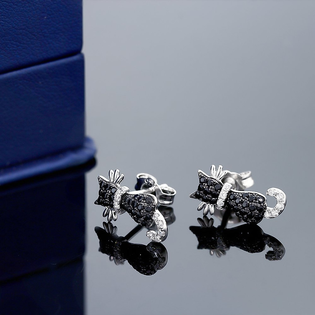 Gem Stone King 925 Sterling Silver Black and White Cubic Zirconia CZ Cat Stud Earrings For Women (0.54 Cttw, 1/2 Inch)