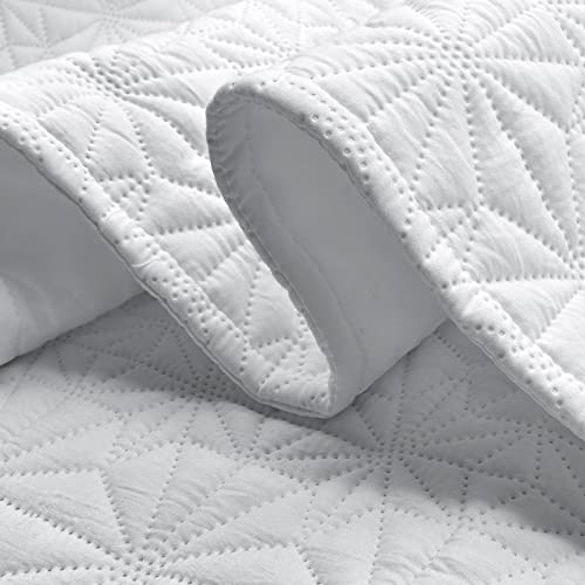 Mocaletto Luxury 2 Piece Twin Size Quilts, Elegant&Reversible Quilt Set White Bedding Set with Pillow Sham, Soft Lightweight Microfiber Bedspread, Twin Size Bedding Coverlet(White,68 * 88)