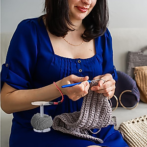 HingoFuni Portable Wrist Yarn Holder with Wrist Strap, Detachable Acrylic Yarn Holder Storage Organizer Prevents Tangling and Misalignment, Supplies for Knitting, Ideal Gift for The Craft Lovers